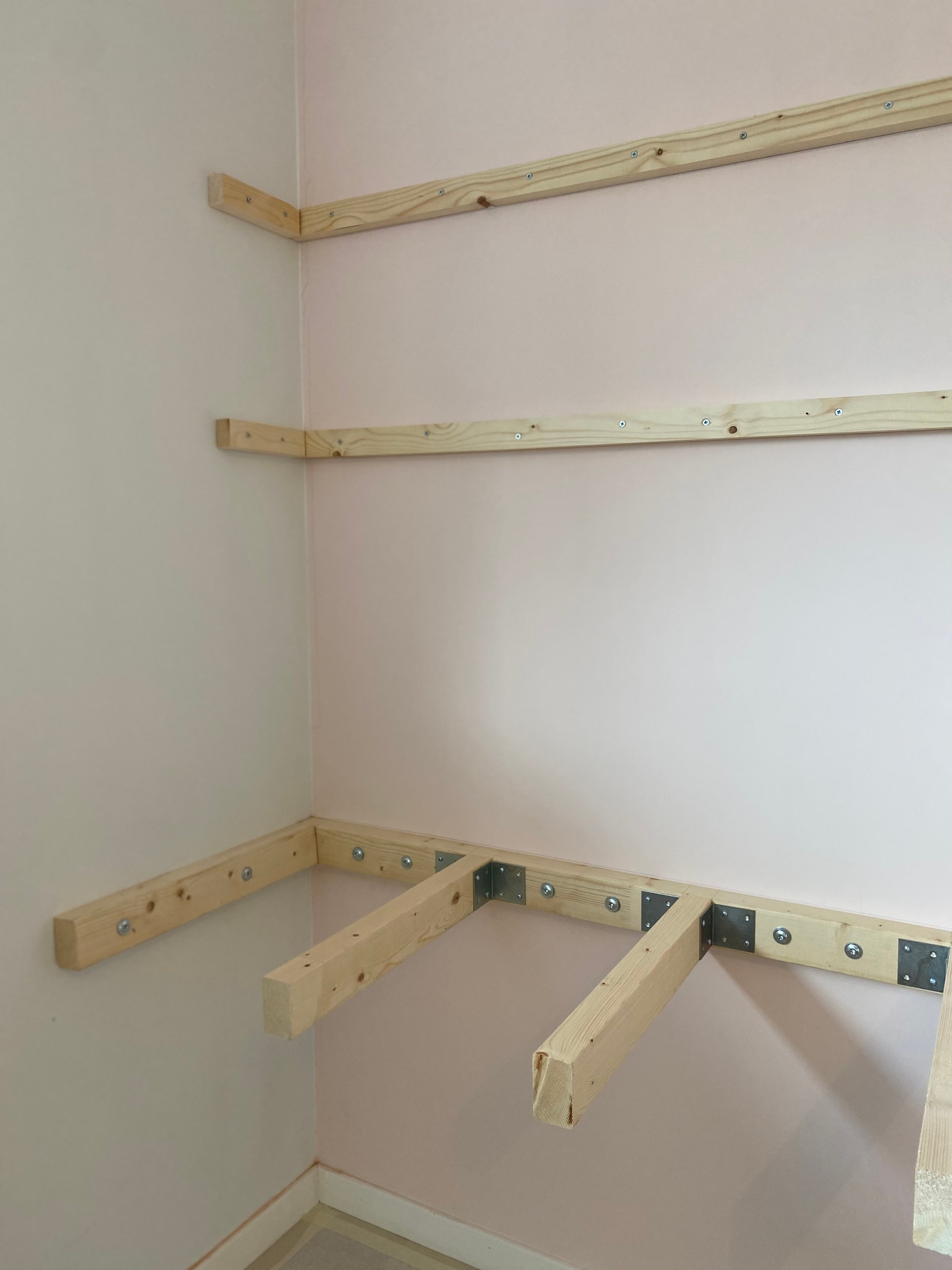 DIY • Zwevend bureau en legplanken op maat – Mamanneleen